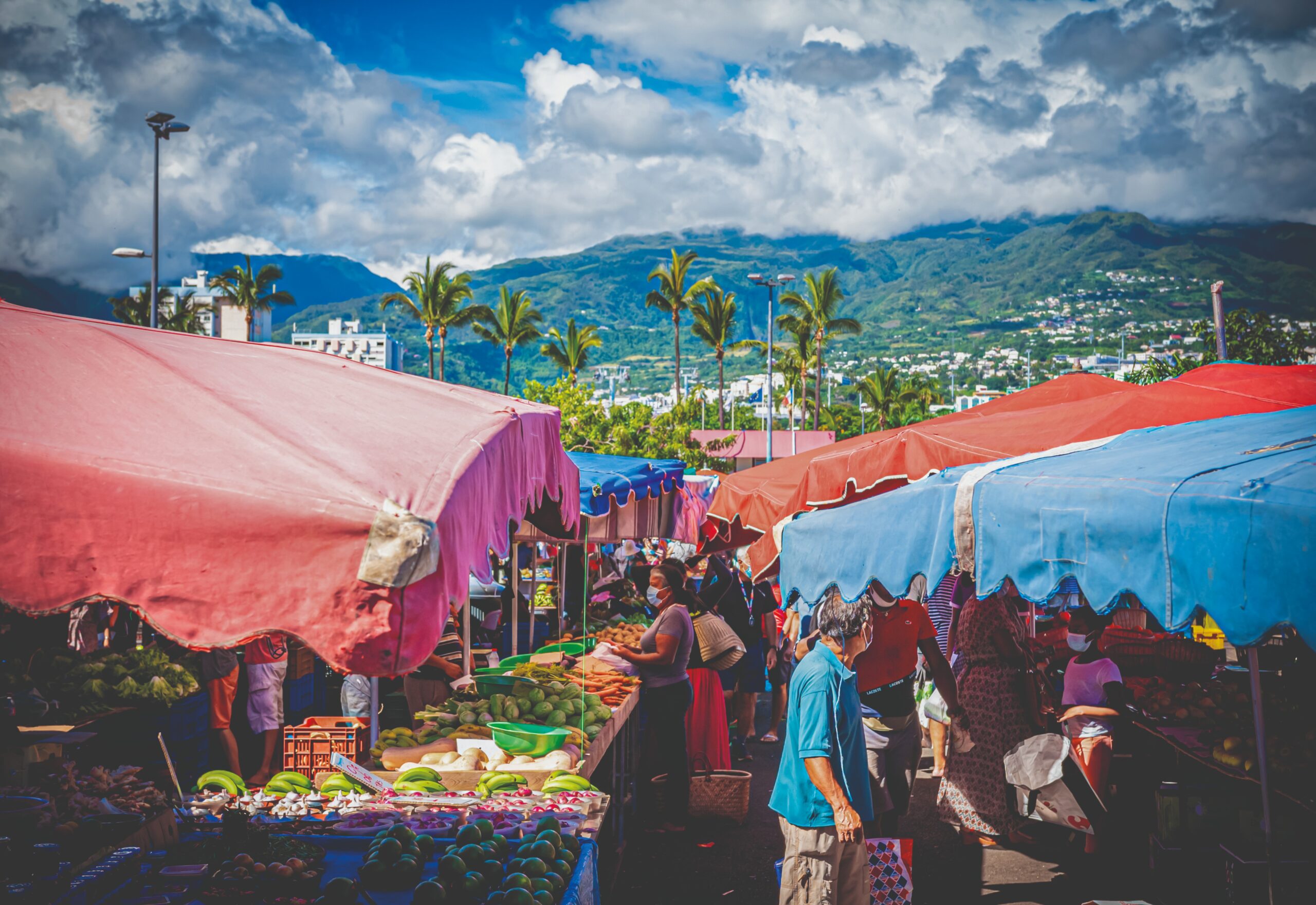 Visiter Saint-Pierre près de l'Hôtel Le Terre-Sainte